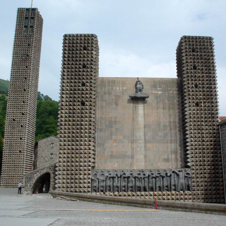 Santuario de Arantzazu. Toda la información con el turimo fácil.